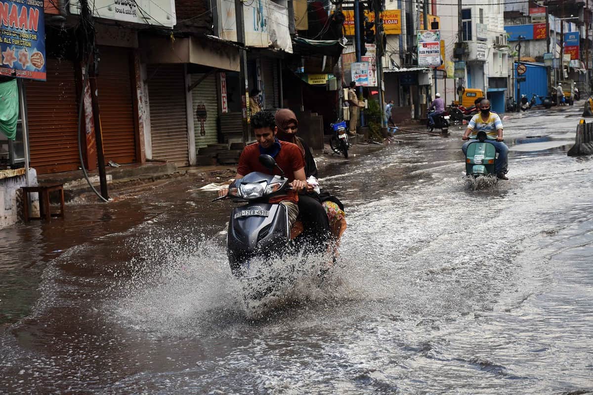 Hyderabad witnesses heavy rain,trees uprooted & property damaged - The ...