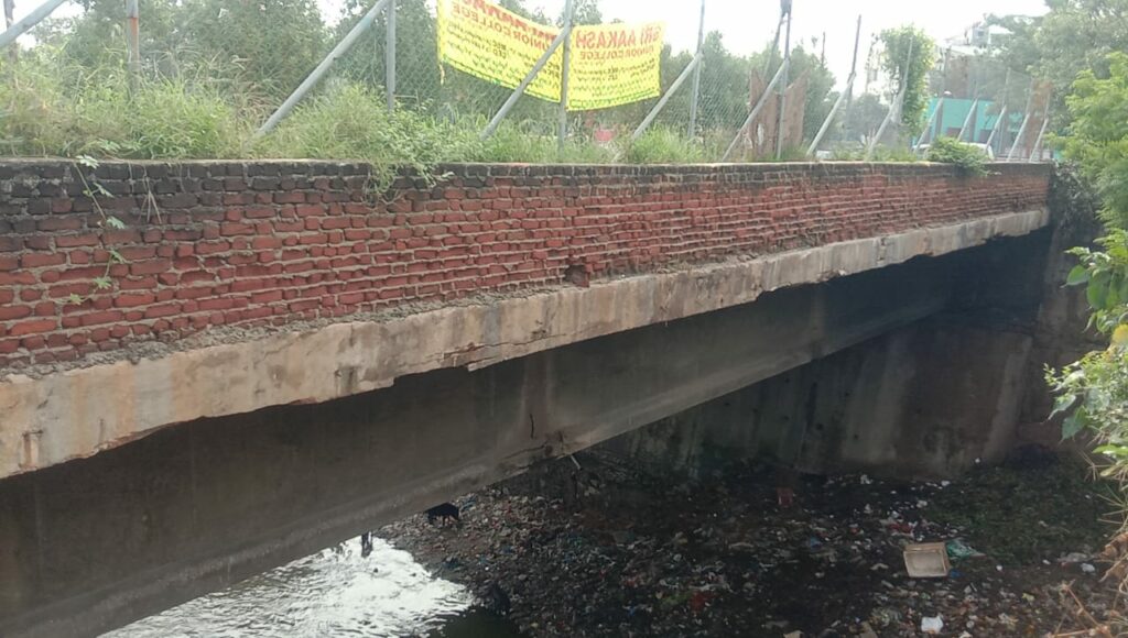 Purana Pul bridge closed for traffic after cracks on pillar - The ...
