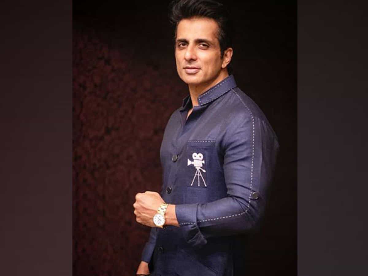 Sonu Sood, Team MTV 'Roadies' donates 1,000 raincoats to Mumbai Police Sonu Sood, Team MTV 'Roadies' donates 1,000 raincoats to Mumbai Police