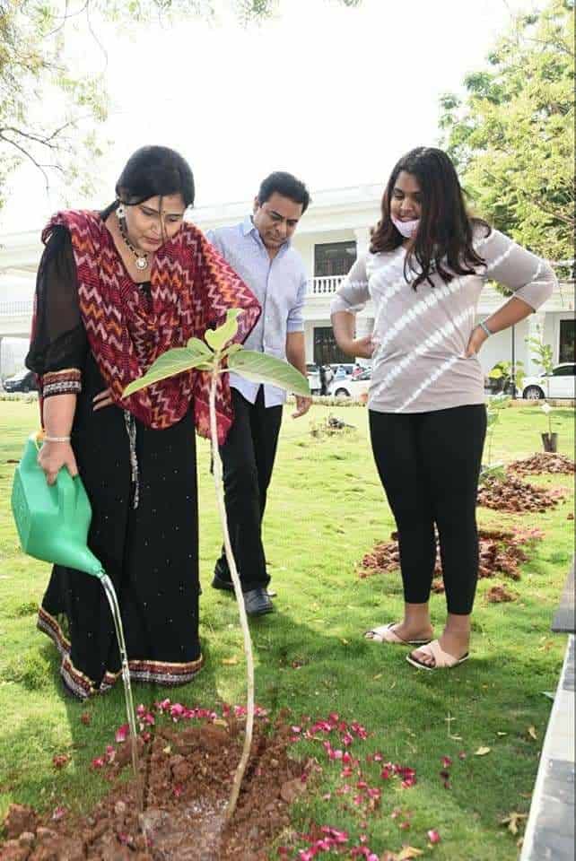 KTR plants saplings with family to celebrate father KCR’s birthday ...