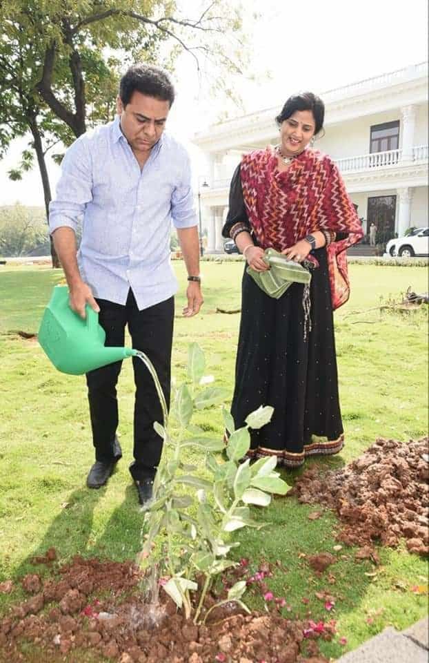 KTR plants saplings with family to celebrate father KCR’s birthday ...