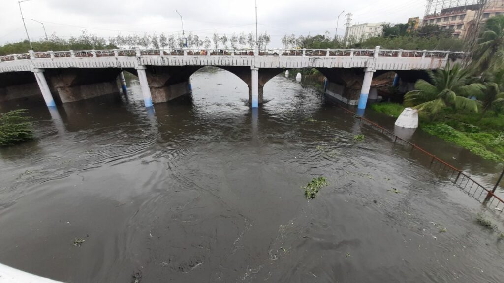 Musi river overflowing after gates of twin reservoirs lifted - The ...