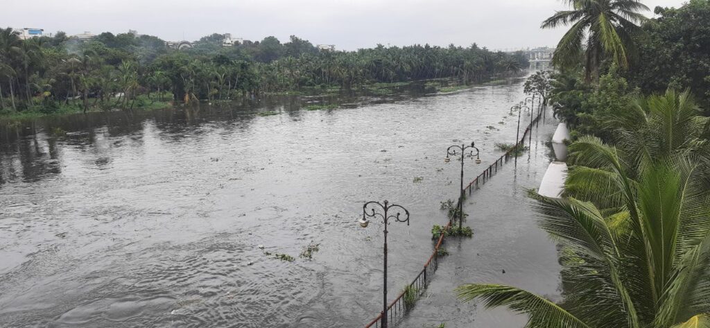 Musi river overflowing after gates of twin reservoirs lifted - The ...