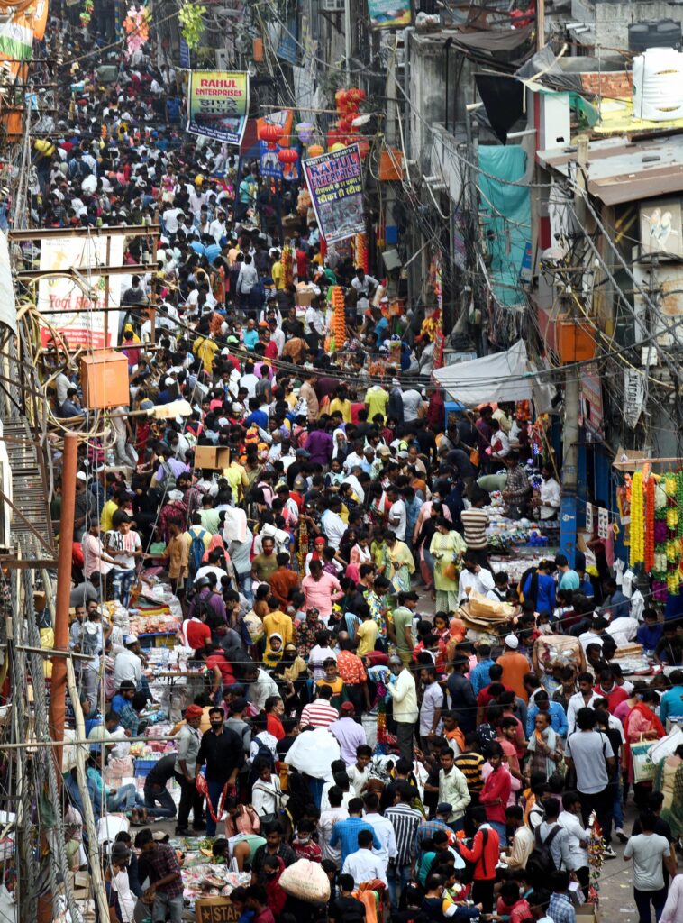 Photos: Crowded Sadar Bazaar in Delhi - The Siasat Daily – Archive