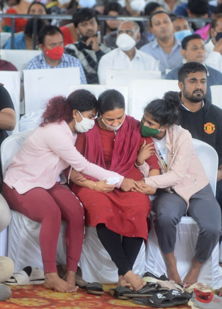 Photos: Kannada Super Star Puneet Rajkumar last rites - The Siasat ...