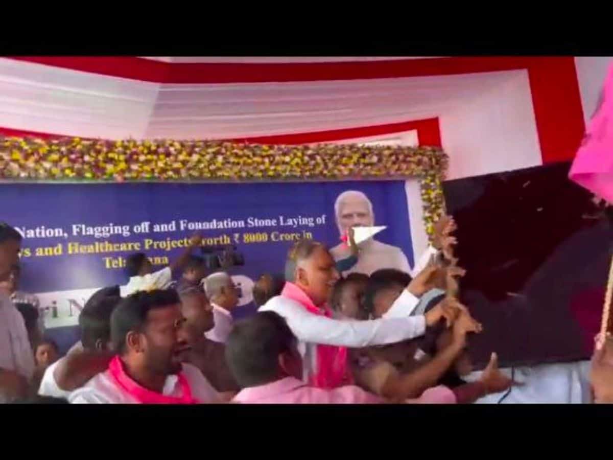Telangana: Scuffle breaks out between BRS, BJP workers, Modi's posters ... Telangana: Scuffle breaks out between BRS, BJP workers, Modi's posters ...