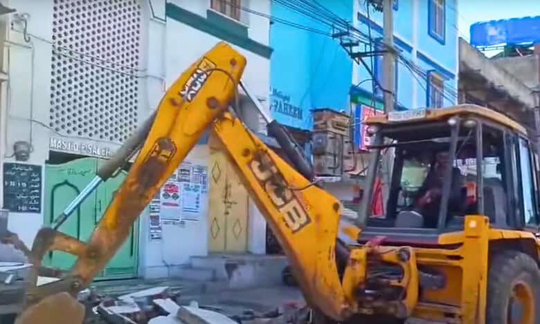 Video: Masjid-e-Saleha Wuzu Khana demolished in Hyderabad