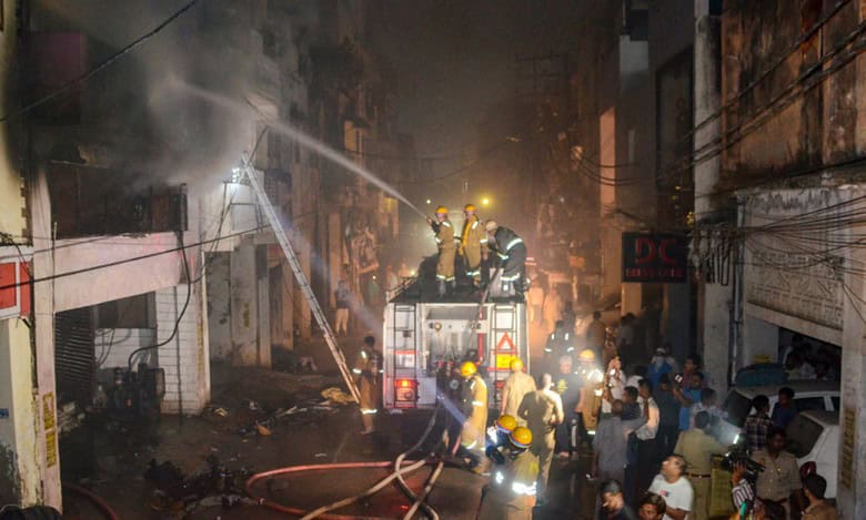 UP: Massive fire engulfs Kanpur building, Family of five killed