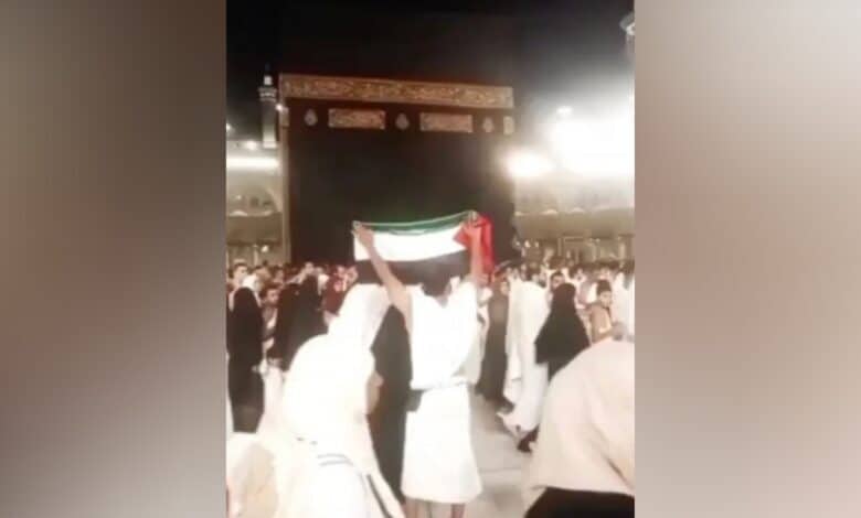 Video: Saudi forces arrest pilgrim for raising Palestinian flag at ...