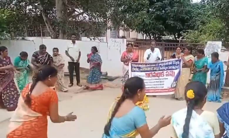 Daily wagers perform Bathukamma, protest over unpaid dues in Telangana