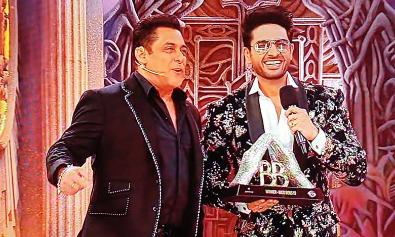 Gaurav Khanna WINS Bigg Boss 19 trophy, season 2025 ends