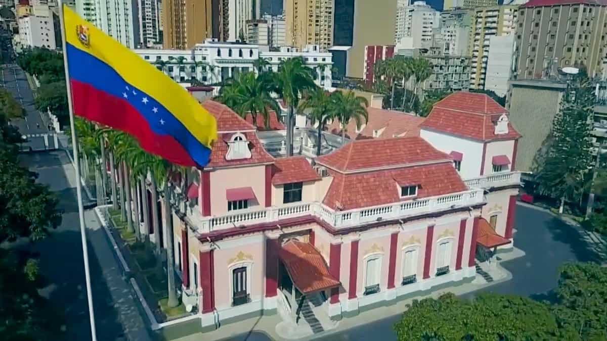 Venezuela: Shots fired near presidential palace, govt buildings evacuated