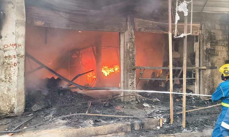 Major fire near Farooq Nagar bus stand in Falaknuma