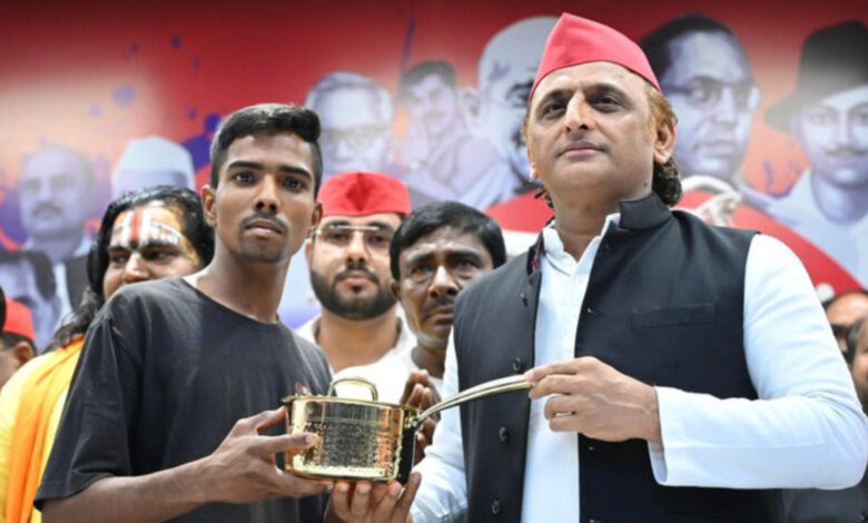 Vendor harassed by UP authorities after Akhilesh Yadav sips tea