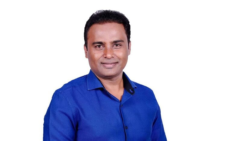 Ex-Karnataka MLA stages protest against Rs 80Cr govt land grab
