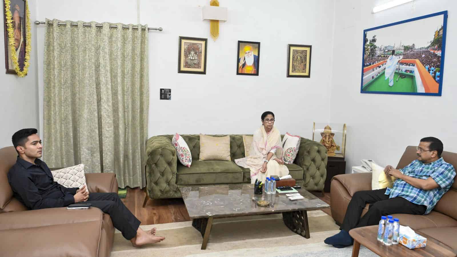 Mamata Banerjee meets Kejriwal ahead of INDIA bloc meeting